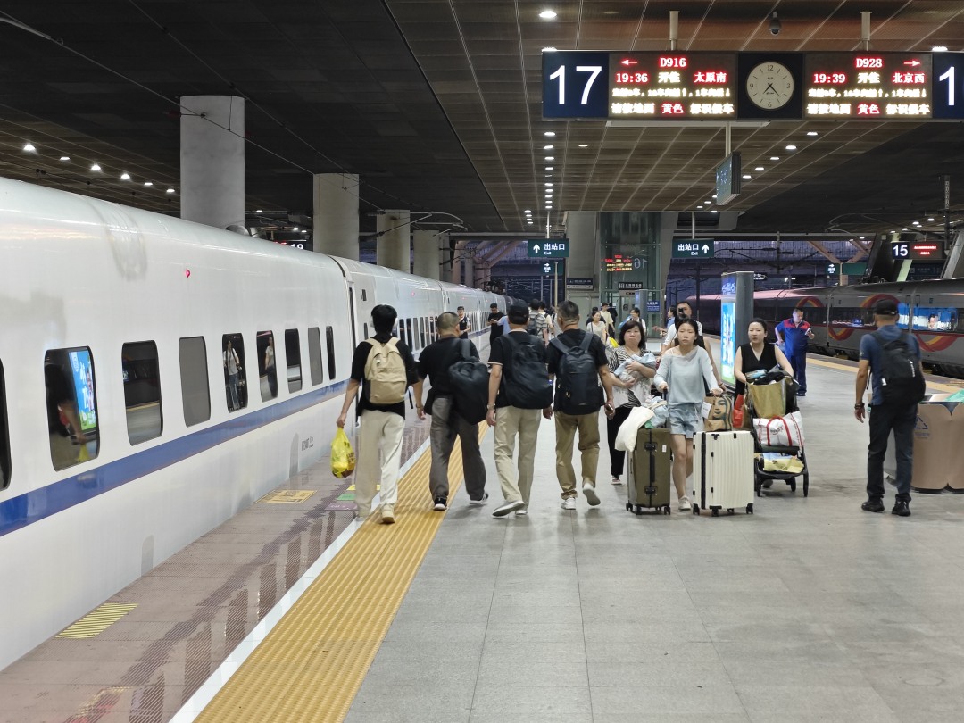夕发朝至 深圳至太原首趟动卧列车开出